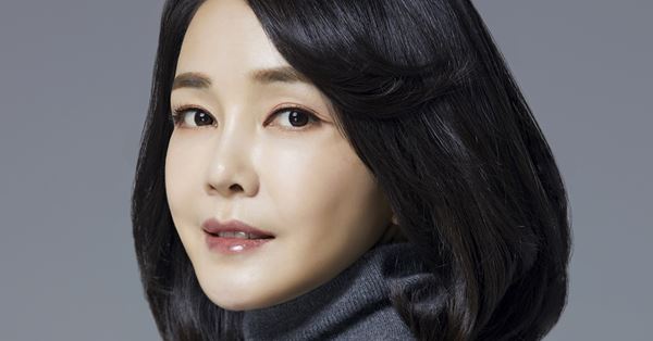 「完売の女」韓国新大統領夫人キム・ゴンヒがすごい7つの理由 | 女性自身